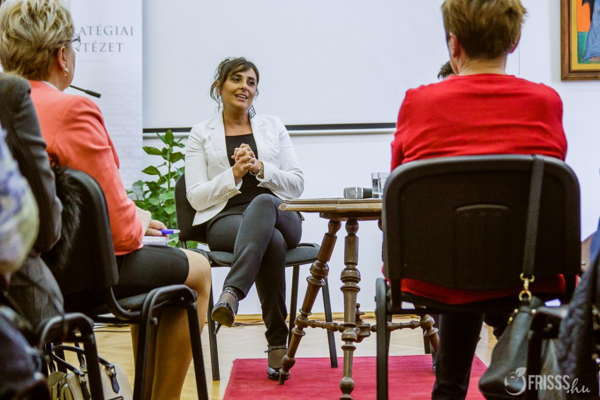 FRISSS.hu ...minden Szombathelyről és környékéről / Bálint Éva: itt ...